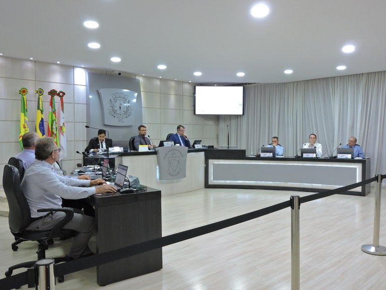 Primeira sessão ordinária do Legislativo é marcada pela entrada de ...